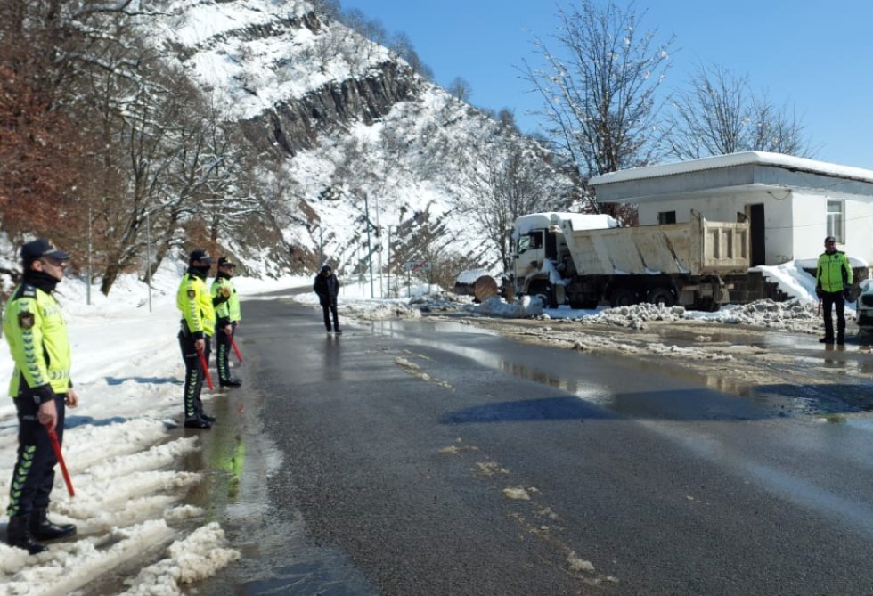Lerik-Hamarat-Vijaker yolunda qar uçqunu olub - ANS - Xəbərlər